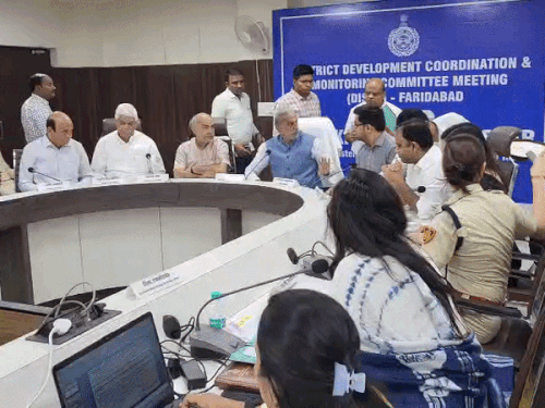 Faridabad MLA Minister Scold Officials | Bap Ki Kamai, Loot Ka Adda