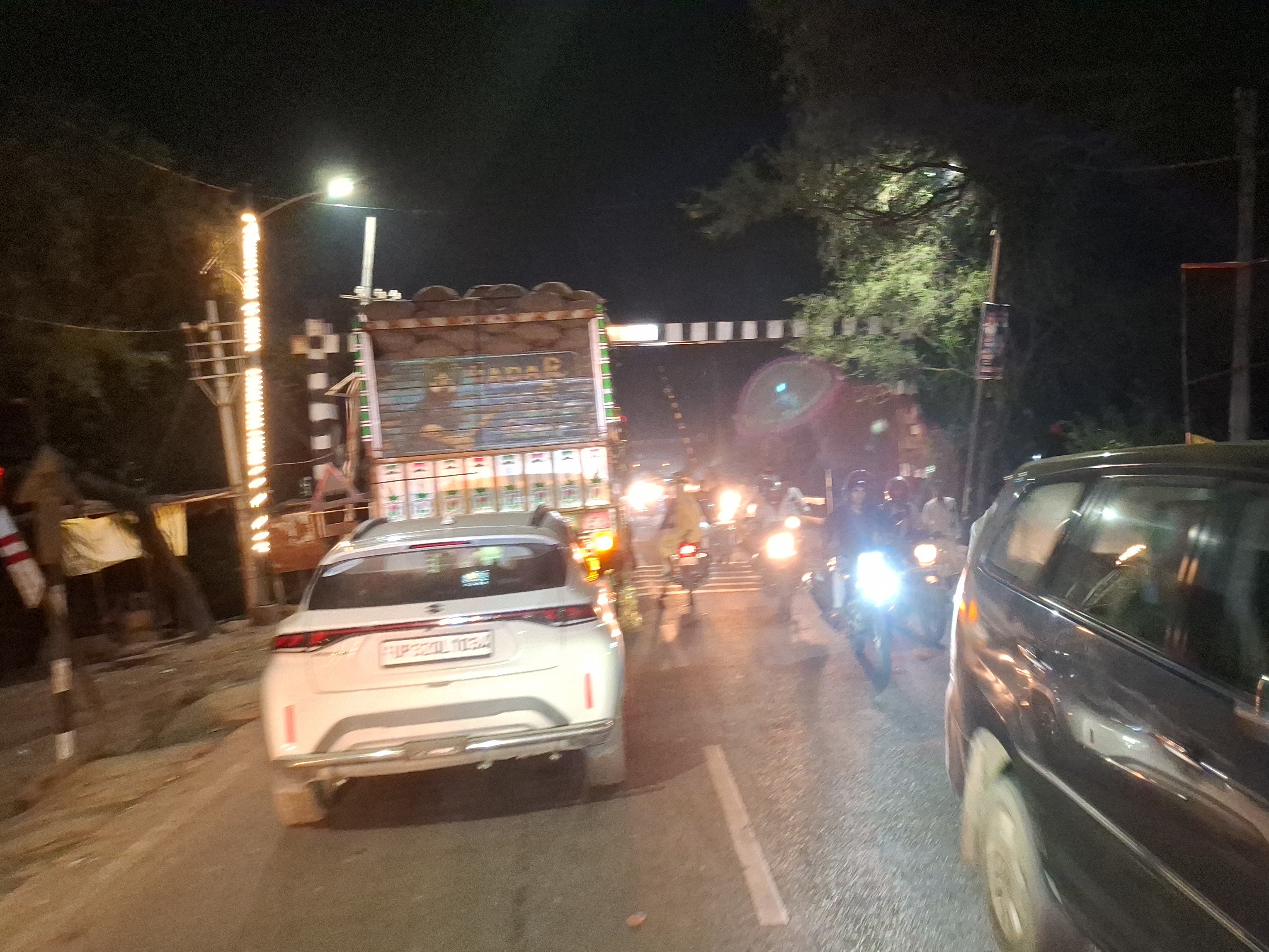 Fatehpur Railway Crossing Jam | Traffic Disruption Tuesday Night