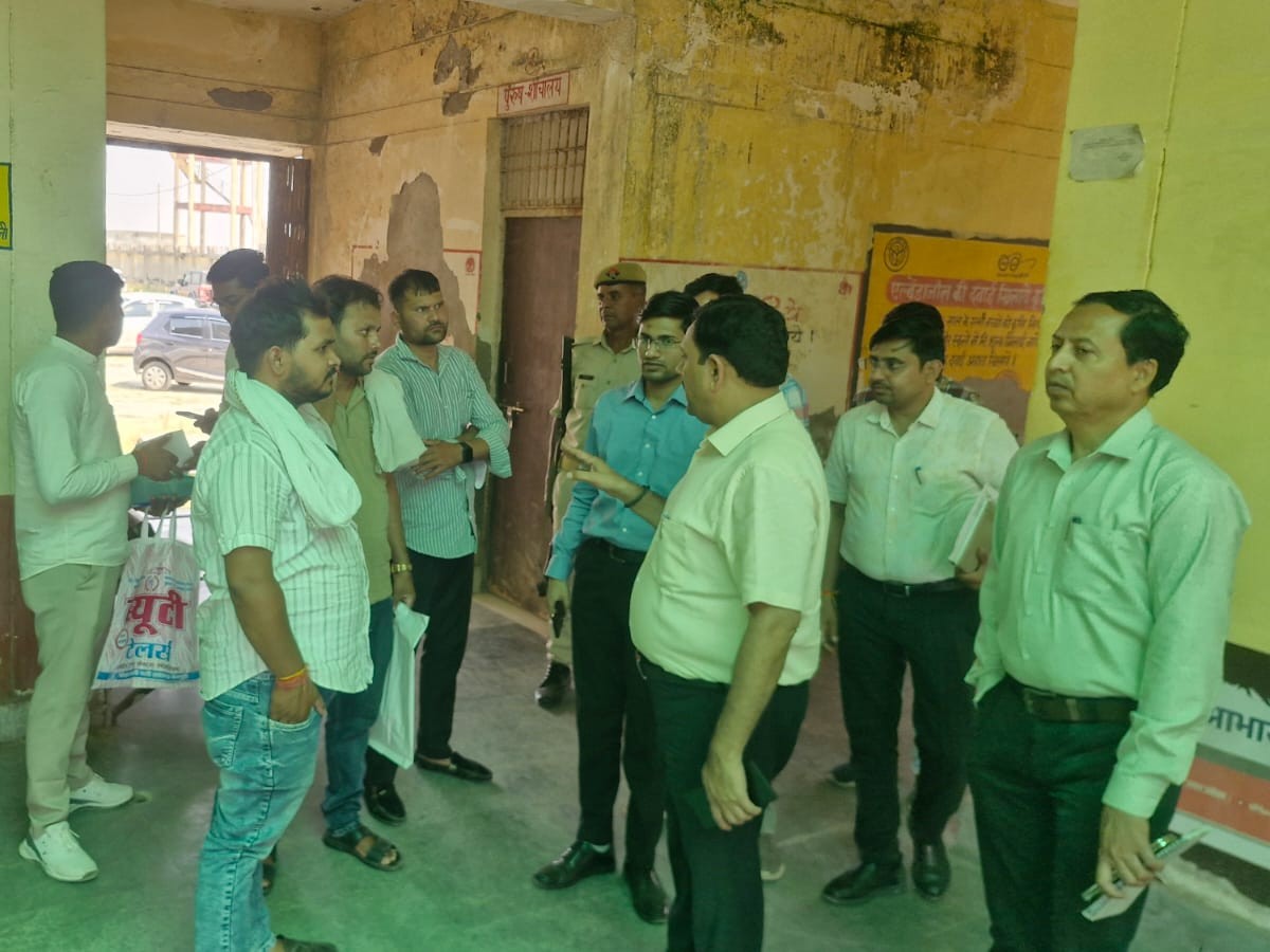 Mainpuri DM Suspends Lekhpal | Kinshi Tehsil Farmer Protest