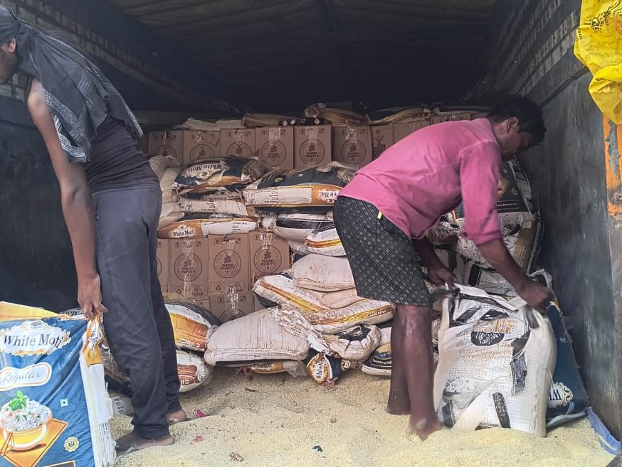 Dobhi Foreign Liquor Seized | Rice Packet Smugglers Arrested