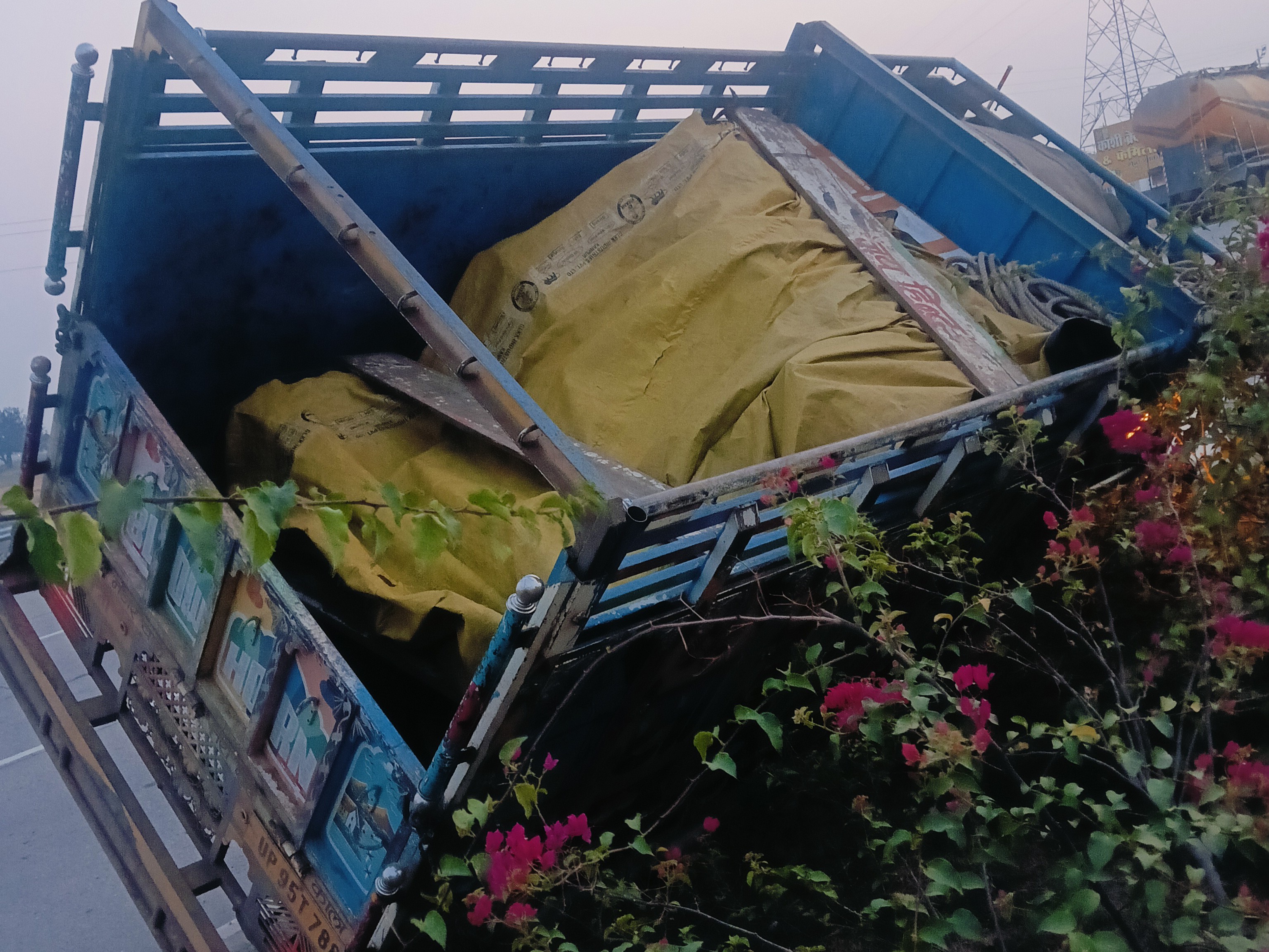 Bhadohi Pickup Accident | Driver Sleepy, Crashes Into Divider