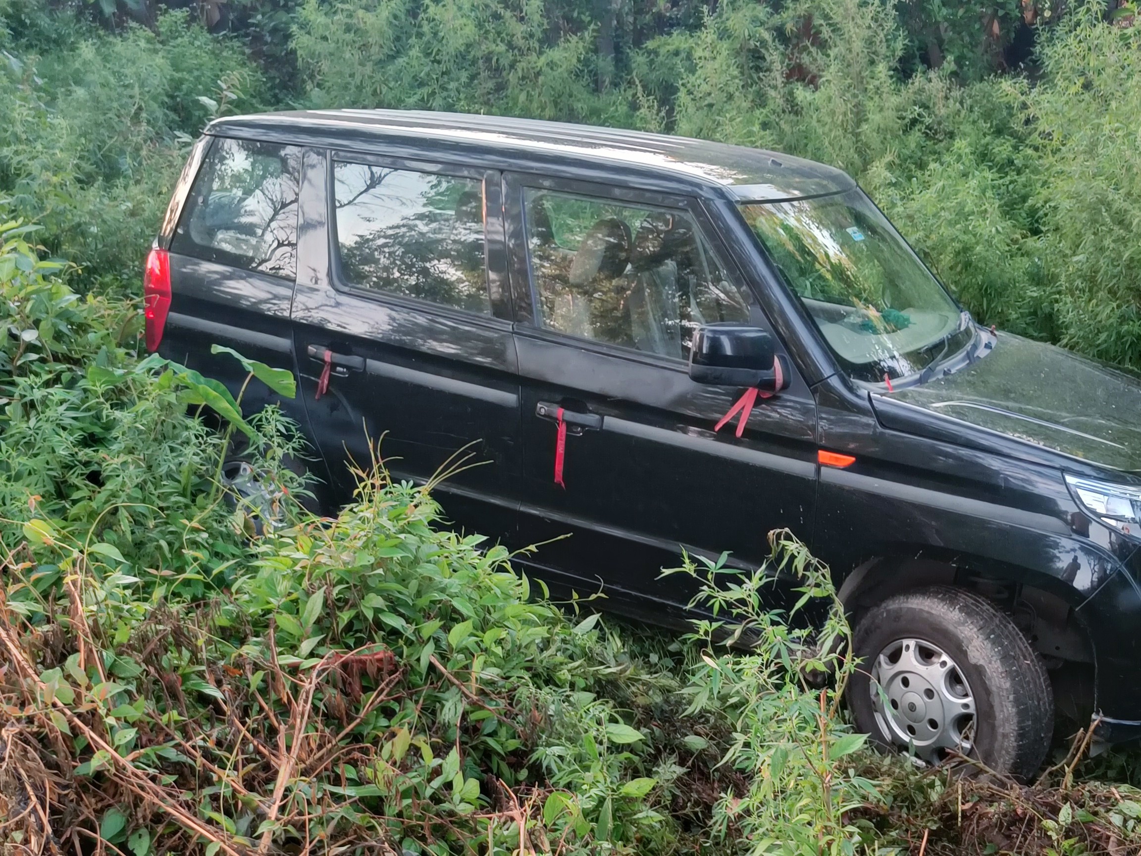 Hastinapur Road Bolero Pit Accident | Driver Minor Injuries