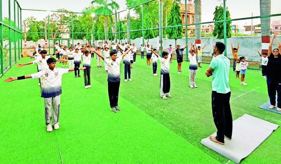 Message of staying healthy: Children and athletes practiced and pledged ...