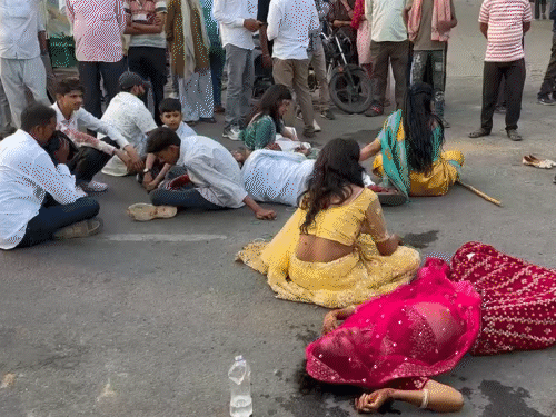 Kaushambi Wedding Fight | Baraati-Gharati Clash Over Photos; Chairs Thrown