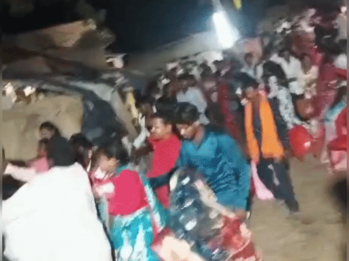 Kaushambi Wedding Fight | Baraati-Gharati Clash Over Photos; Chairs Thrown
