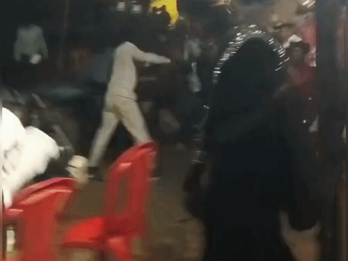 Kaushambi Wedding Fight | Baraati-Gharati Clash Over Photos; Chairs Thrown