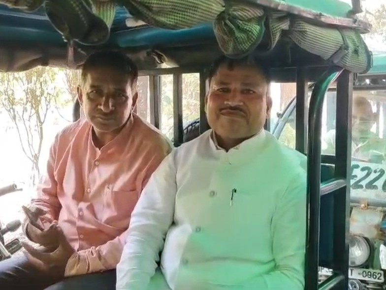 Hapur MLA E-Rickshaw Visit | Fuel Saving Message
