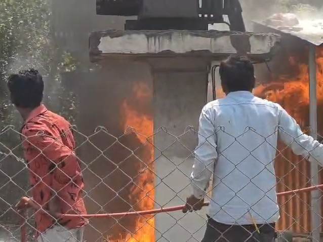 Khargone Hospital Transformer Fire | Afra-tafri Erupts