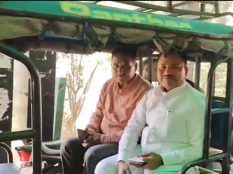 Hapur MLA E-Rickshaw Visit | Fuel Saving Message