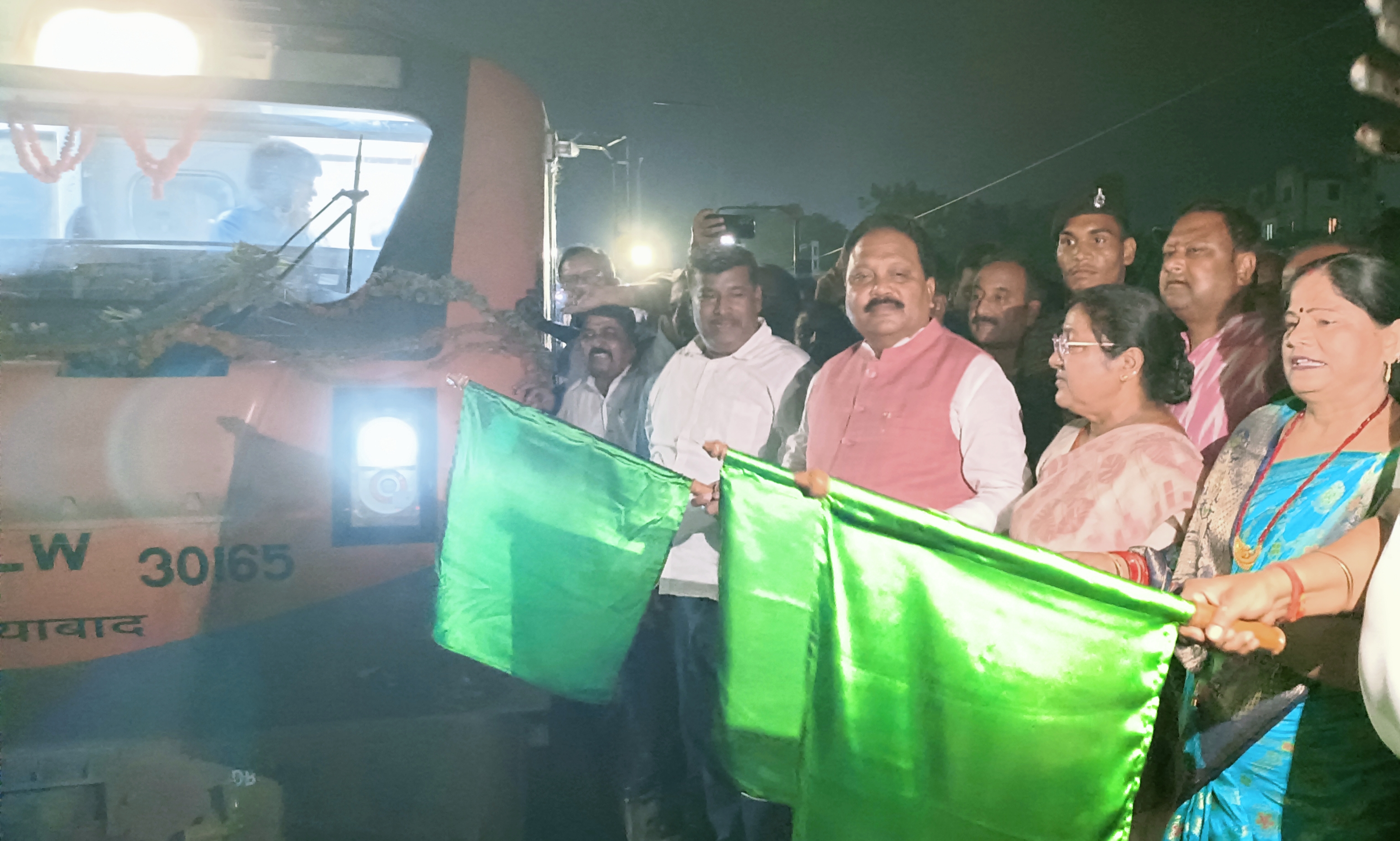 Amrit Bharat Express stopped for the first time in Forbesganj, people ...