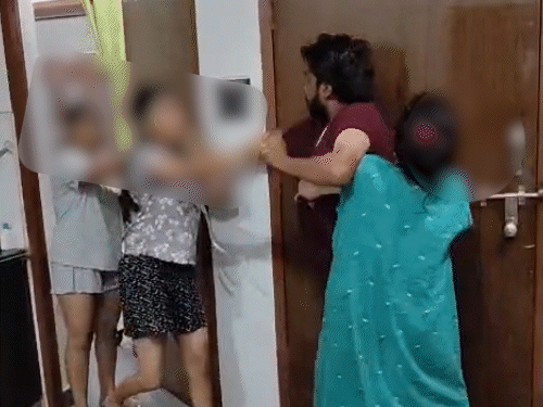 Prayagraj Lodge Owner Assaults Students | Molestation Protest