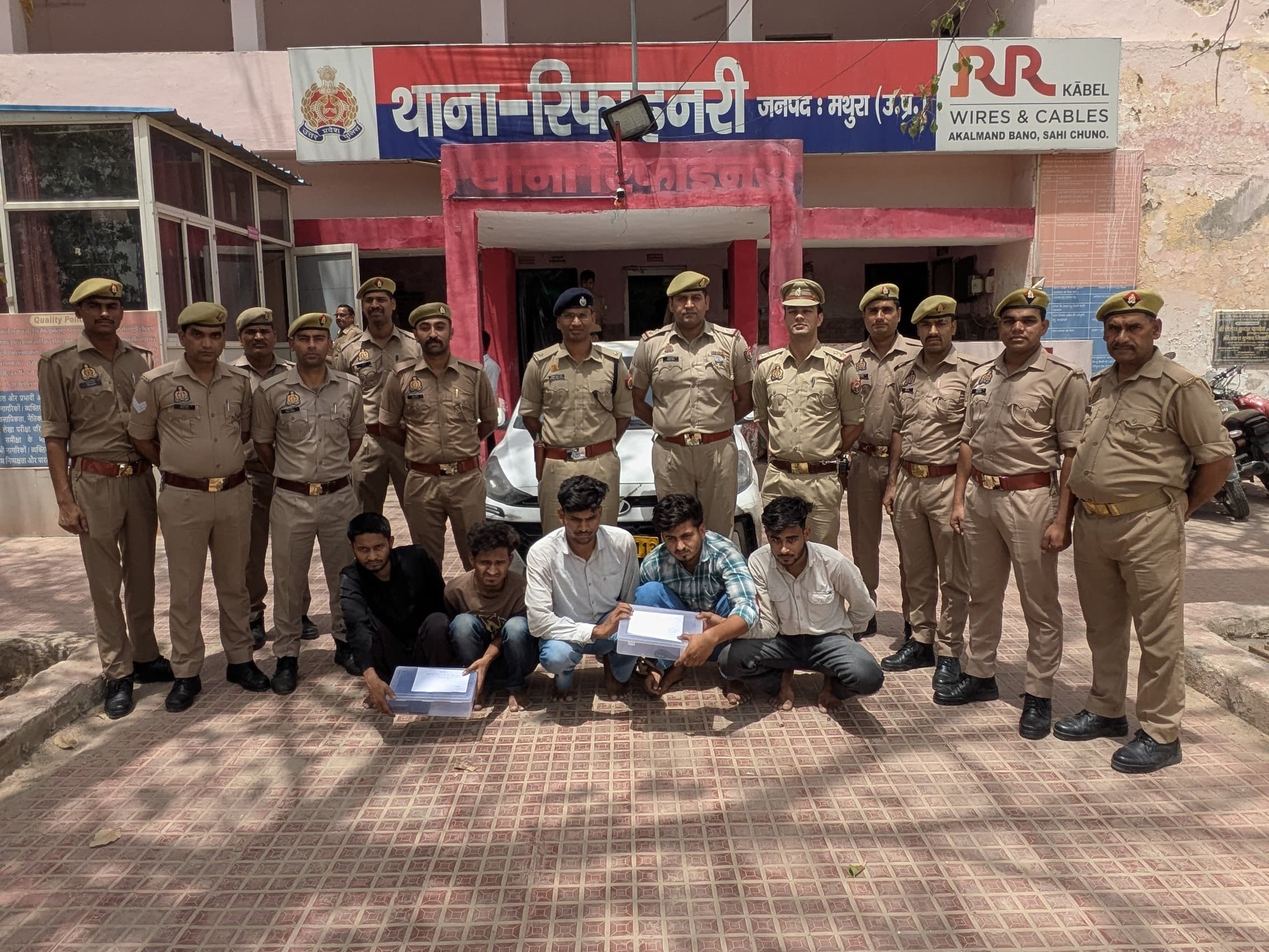 Mathura Refinery Police Nab 5 Accused in Grinder App Robbery | UP News
