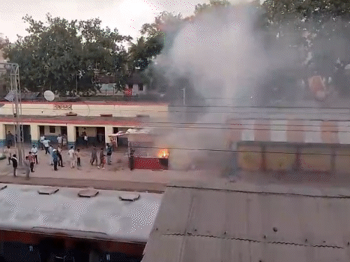 Nathnagar Railway Station Fire | Catering Stall Razed, Lakhs in Goods Lost