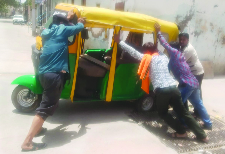 Churu; Vehicles are getting stuck in damaged chambers from Jharia Mori ...