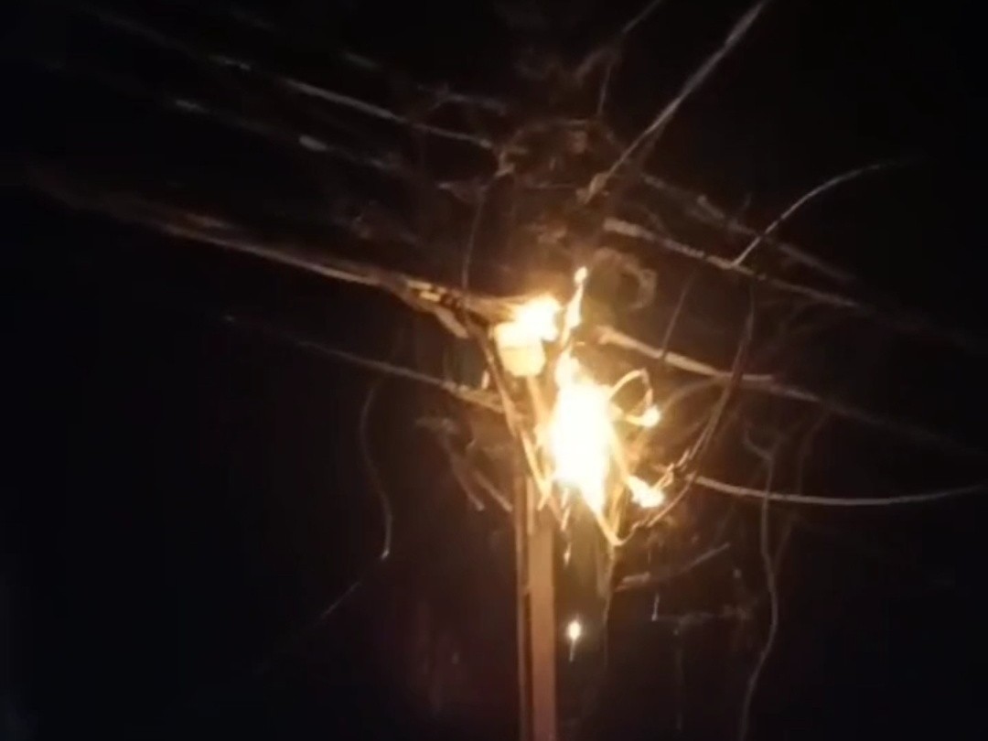 Pali Power Outage Amid Heat Wave | Electricity Line Fire Affects Homes