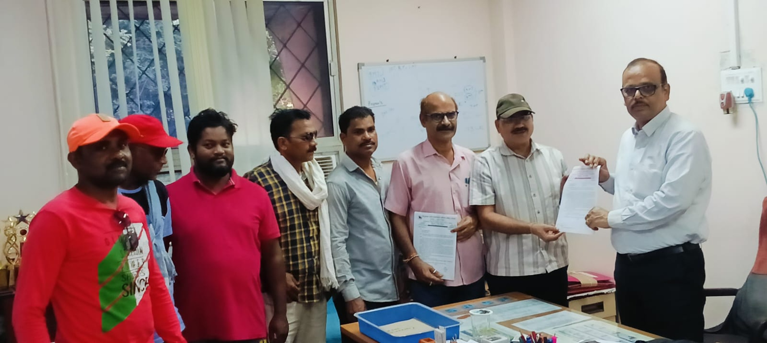 Workers are facing problems due to the closure of contract work in ...