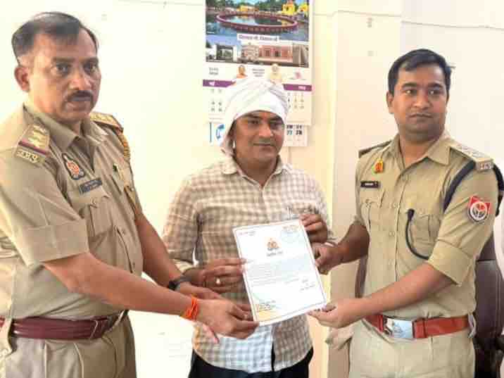Rasulabad | SP Shradha Pandey Honors Sanjay Mishra, Faizan Khan For ...