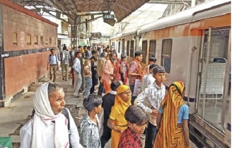 Difficult journey from entry gate to platform