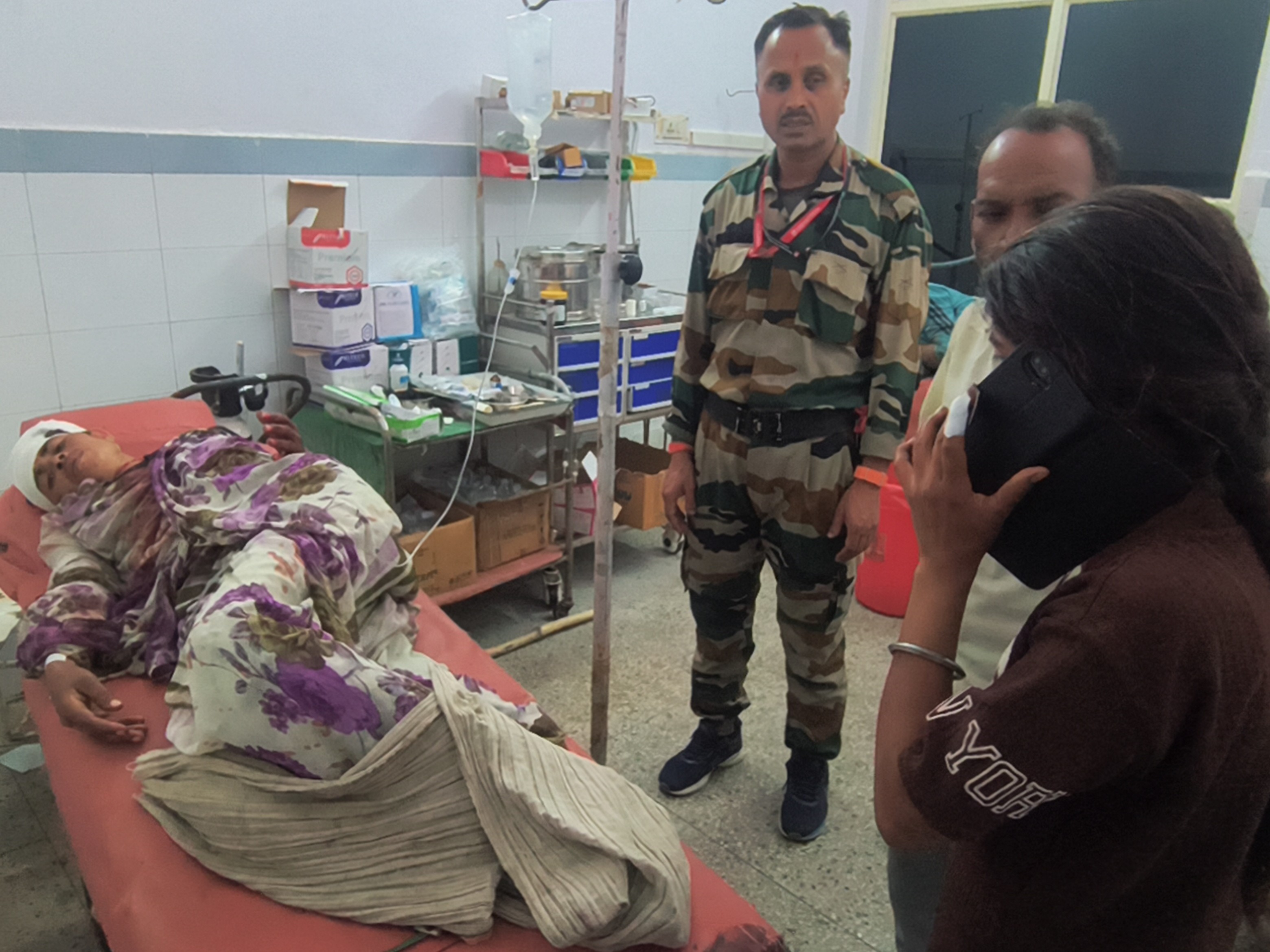 Etah Road Dispute: Mom-Daughter Attacked With Iron Weapon | Medical College