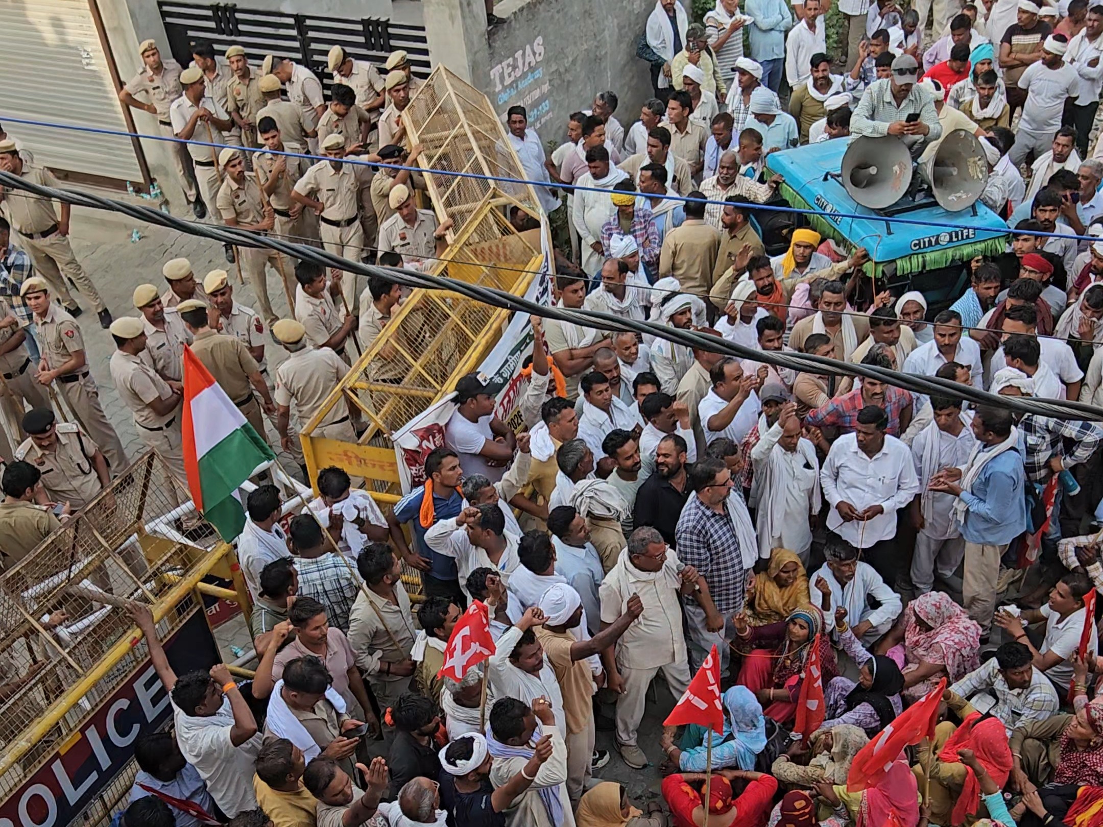 Haryana Rural Cleaners Protest | Minister Krishan Bedi Kotthi Gherao