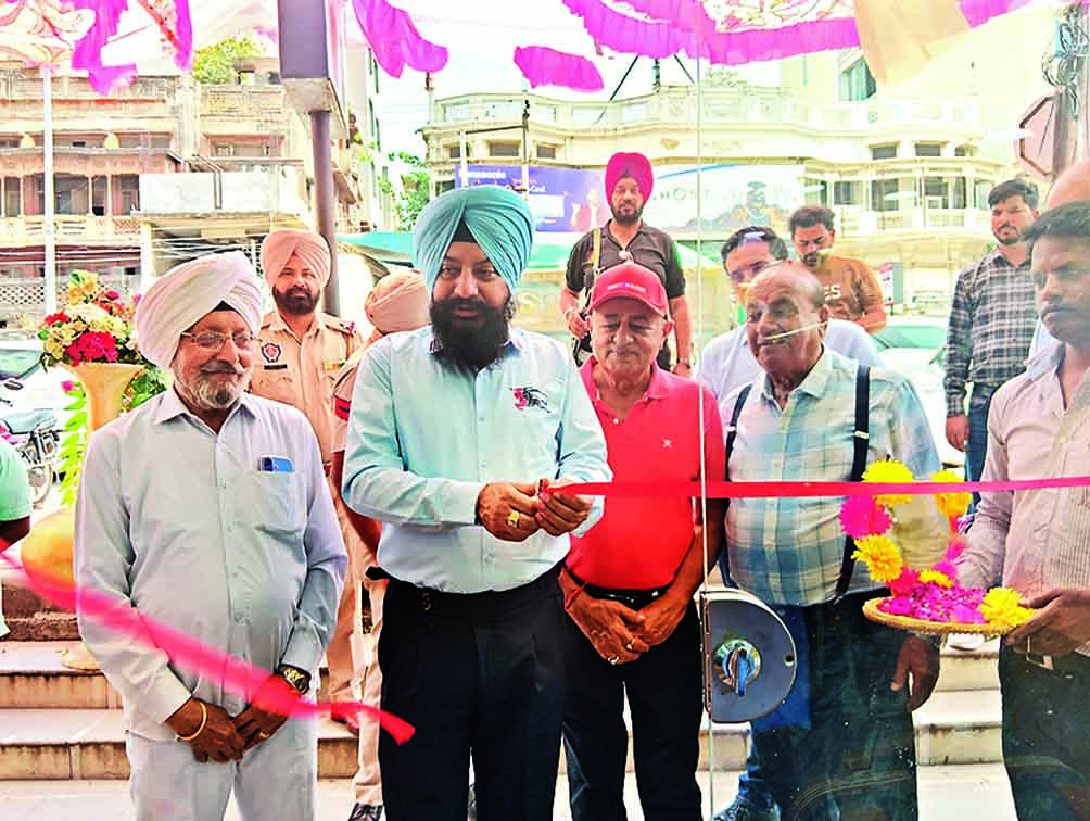 Mayor Bhatia inaugurated the showroom of luxury luggage brand 'Delsey ...