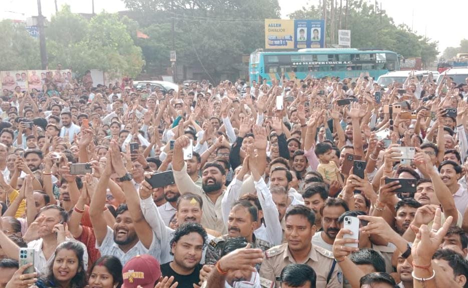 Bhind Jain Munis Welcome | Vishuddh Sagar Maharaj Floral Shower
