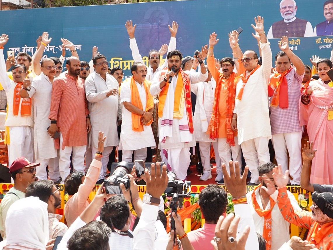 MP CM Mohan Yadav Offers 300ft Chunari at Shipra Tirth Parikrama Finale ...