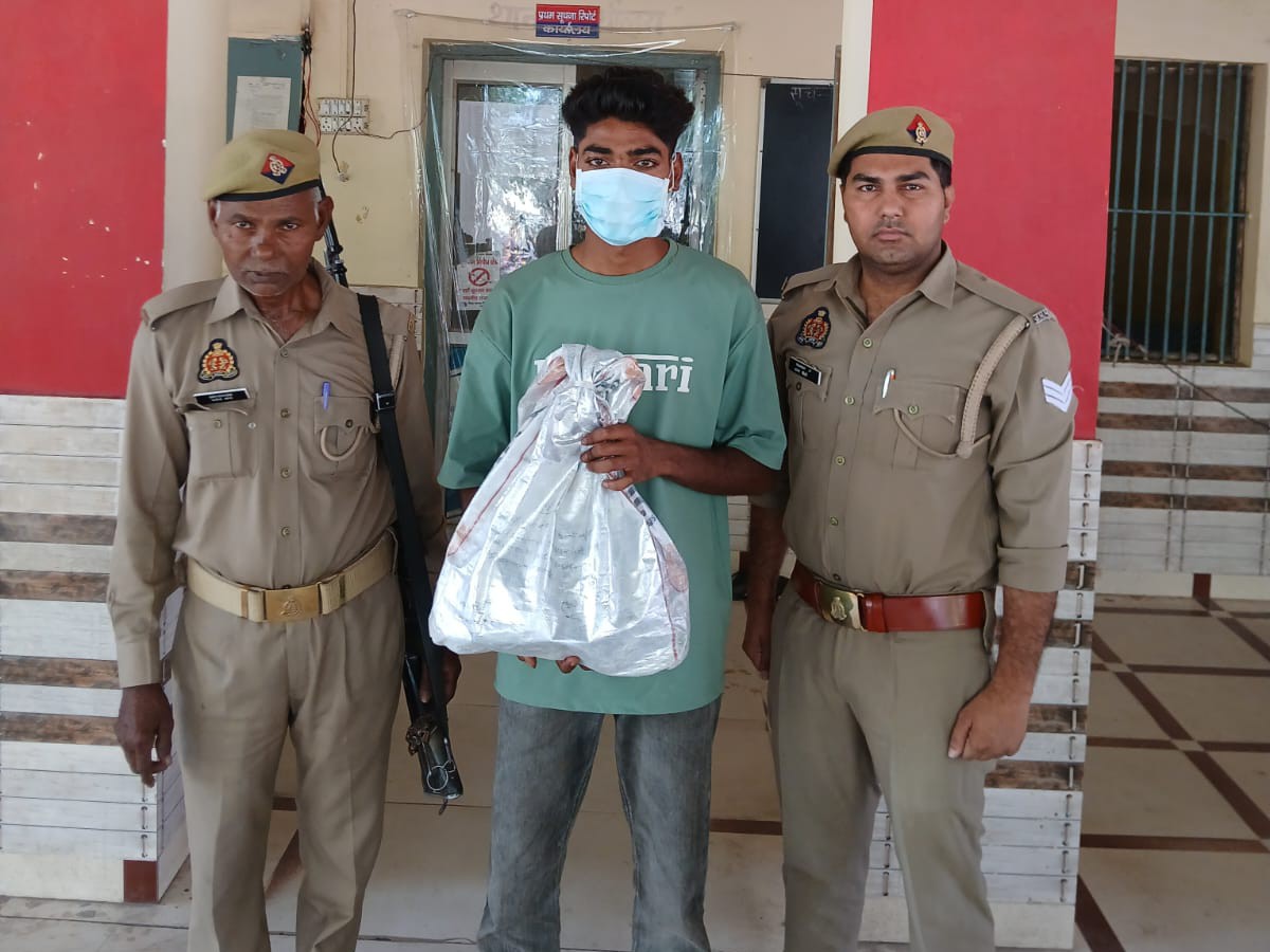 Thana Bhavan Police Arrest | 24 Desi Sharab Pouch Seized