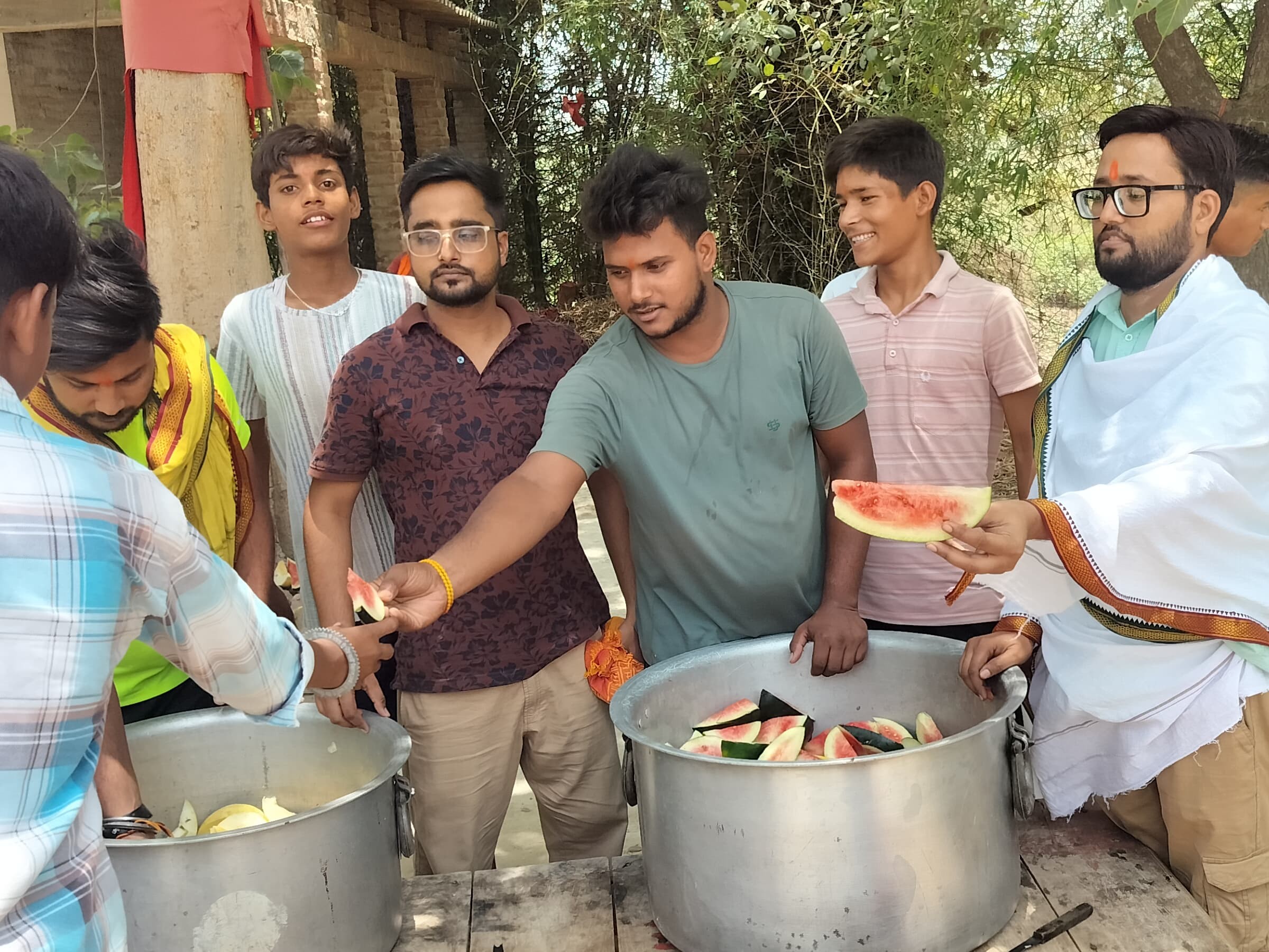 Dharamaavat Village Free Fruits | Rae Bareli Bada Mangal Bhandara