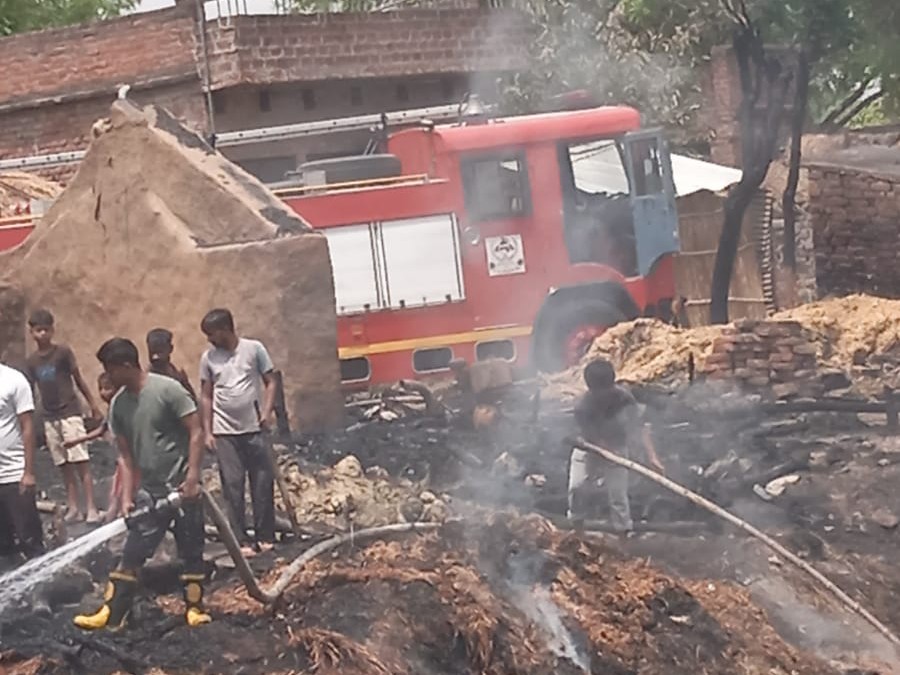 Amethi Fire: Dharoli Village Two Houses Gutthi Ka Samaan Jal Raakh