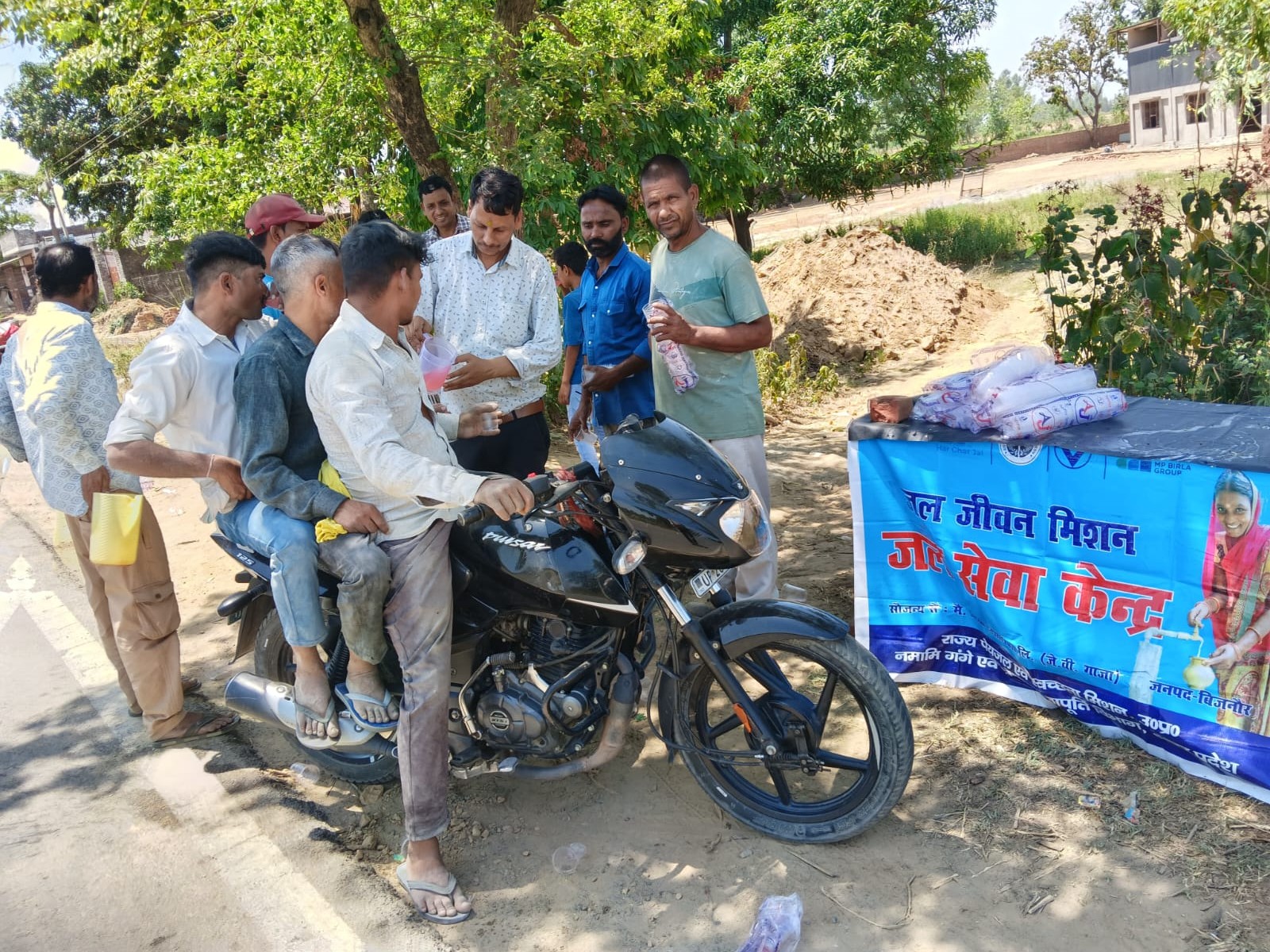Nazibad Heatwave Relief | Vindhya Telelink Distributes Cold Water