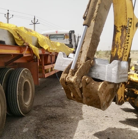 Bhilwara Silver Bar Fell From Hindustan Zinc Vehicle; Rescued By JCB