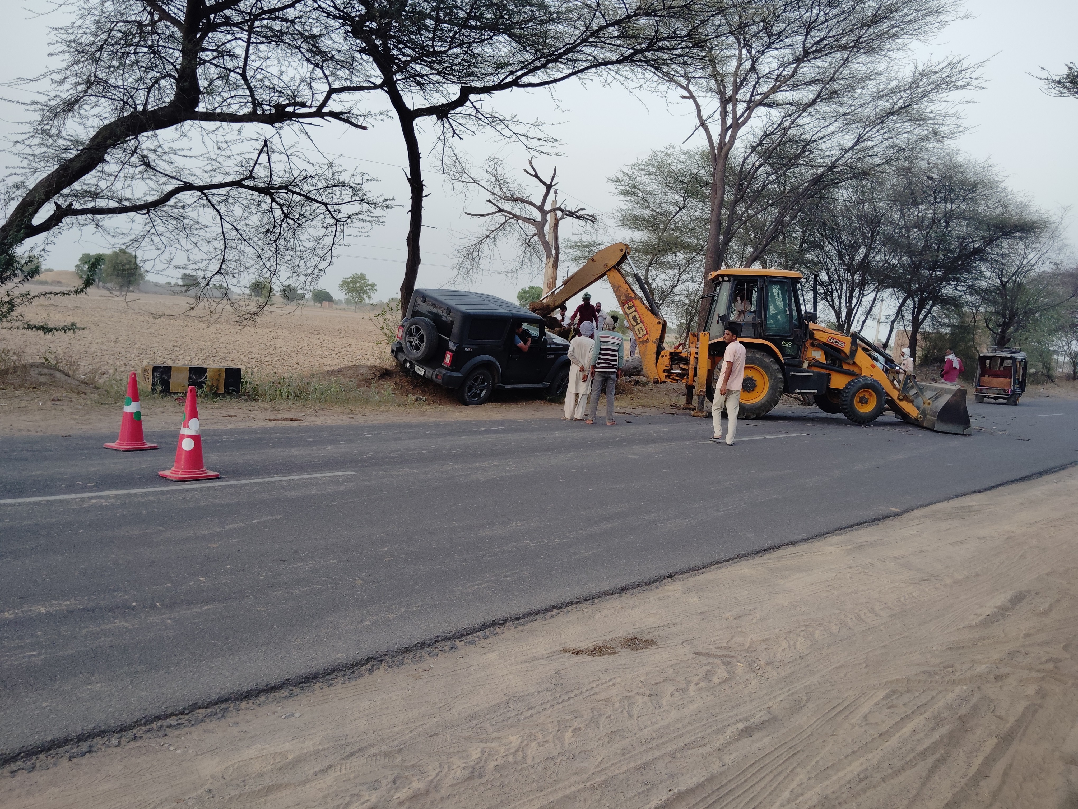 Toparia Accident | Thar Car Hits Tree, Traffic Disrupted; Toll Staff Manage