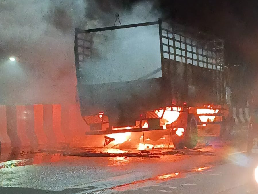 Bandanwara Pulia NH48 Truck Fire | Driver Safe, Traffic Affected