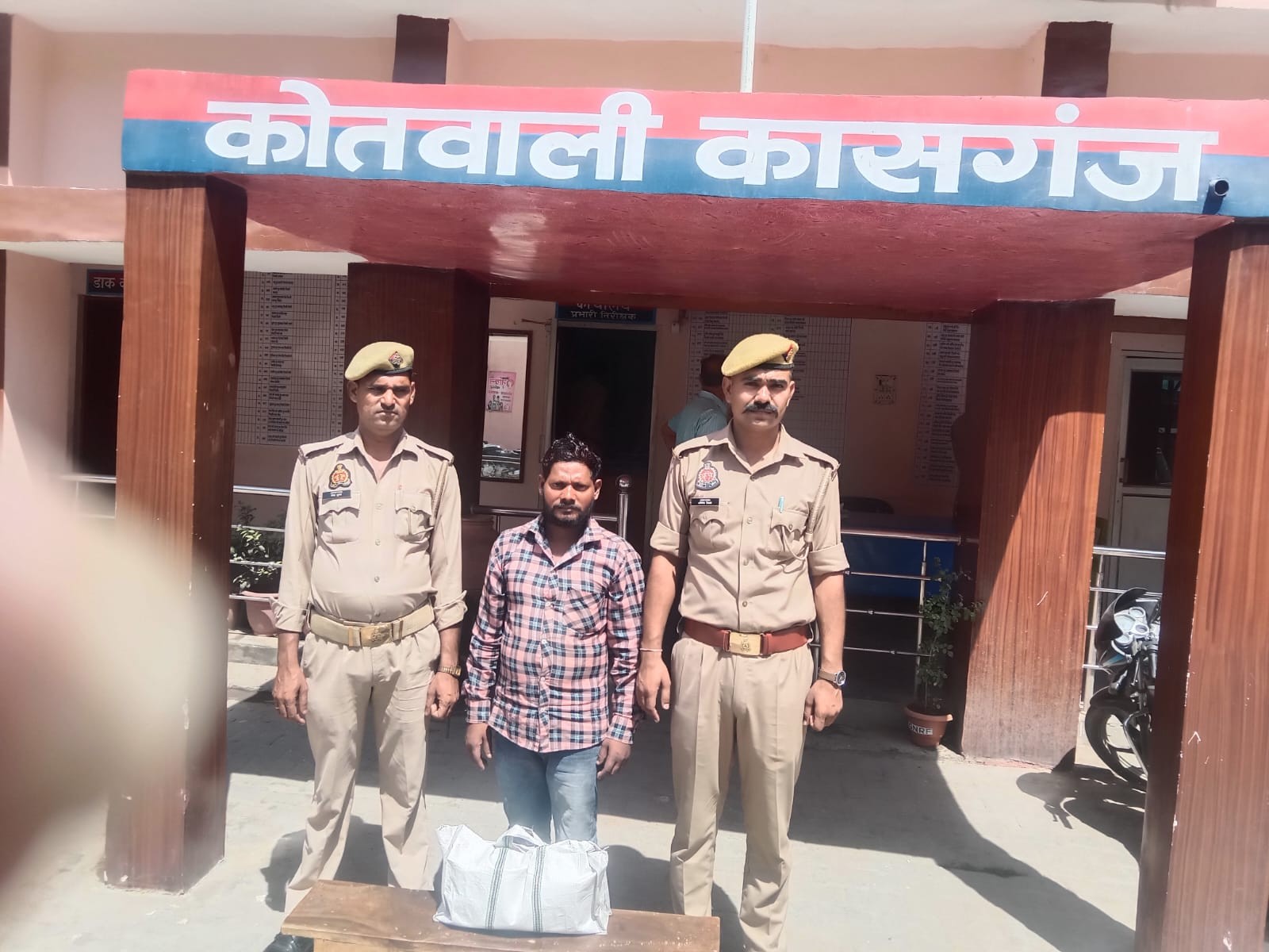 Kasganj Police Arrest 2 | 37 Quart Desi Sharab Seized