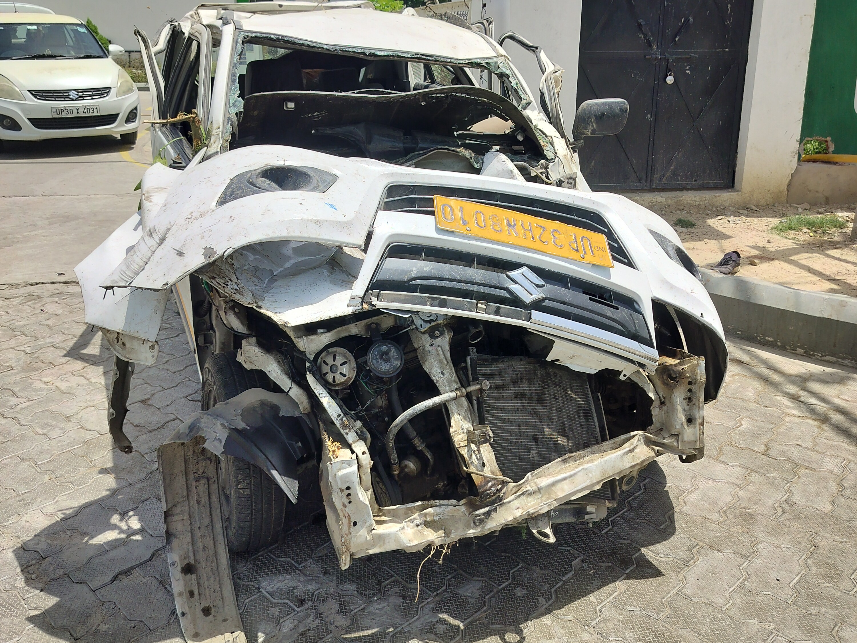 Lucknow Raheema Bad Accident: Five Injured, One Dead | Car Hits Tree