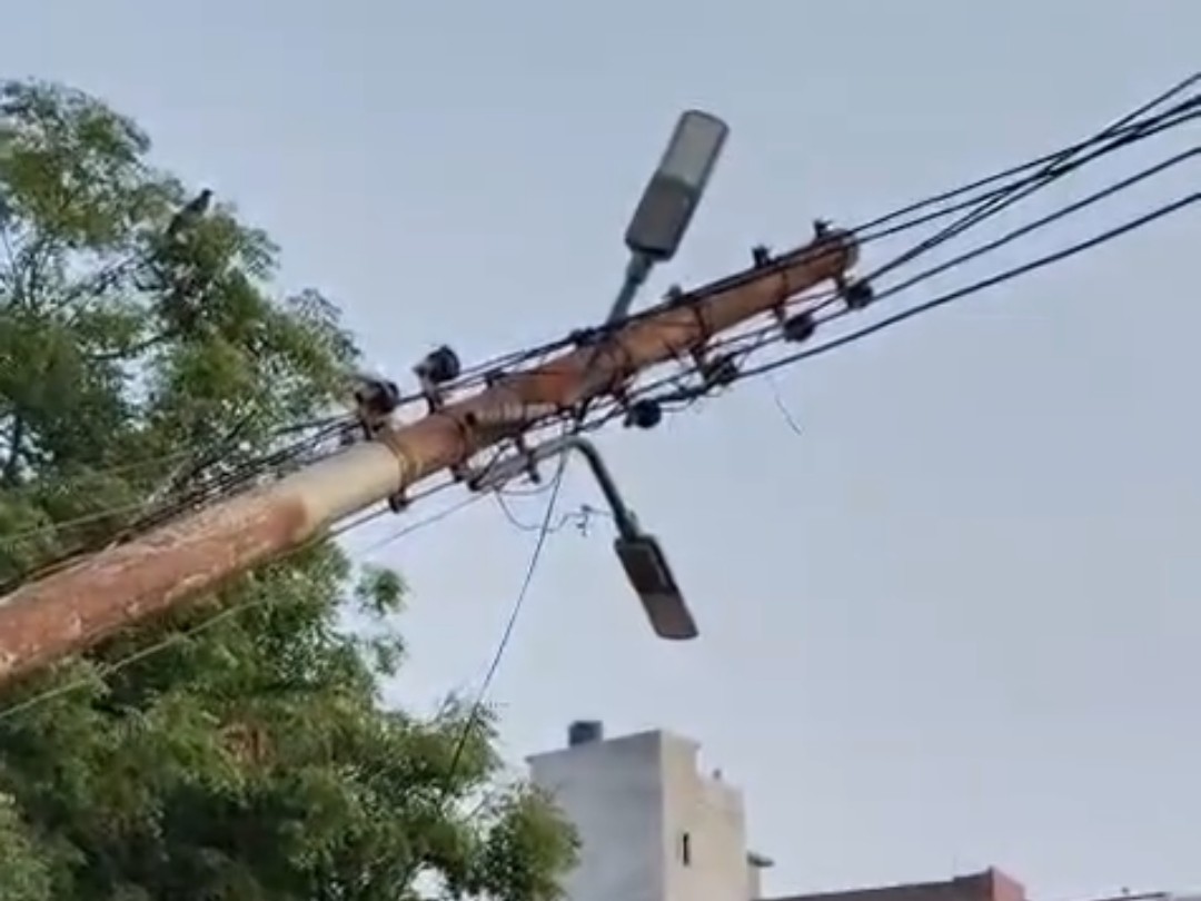 Siswa Electricity Pole Collapses After Complaint Ignored; Accident Averted
