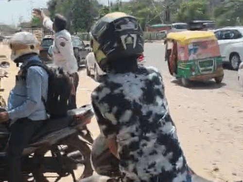 Gurugram Traffic Cop Slaps Man For Videoing Burning Truck | Viral Video