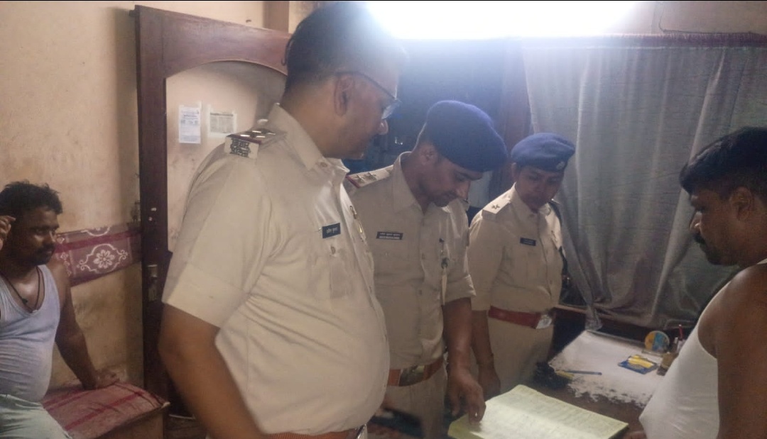 Bhagalpur Police Vigilance | Hotel-Lodge Raids For SI Exam; Chappe ...