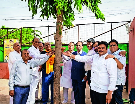 Vaishya Mahasammelan installed bird feeders