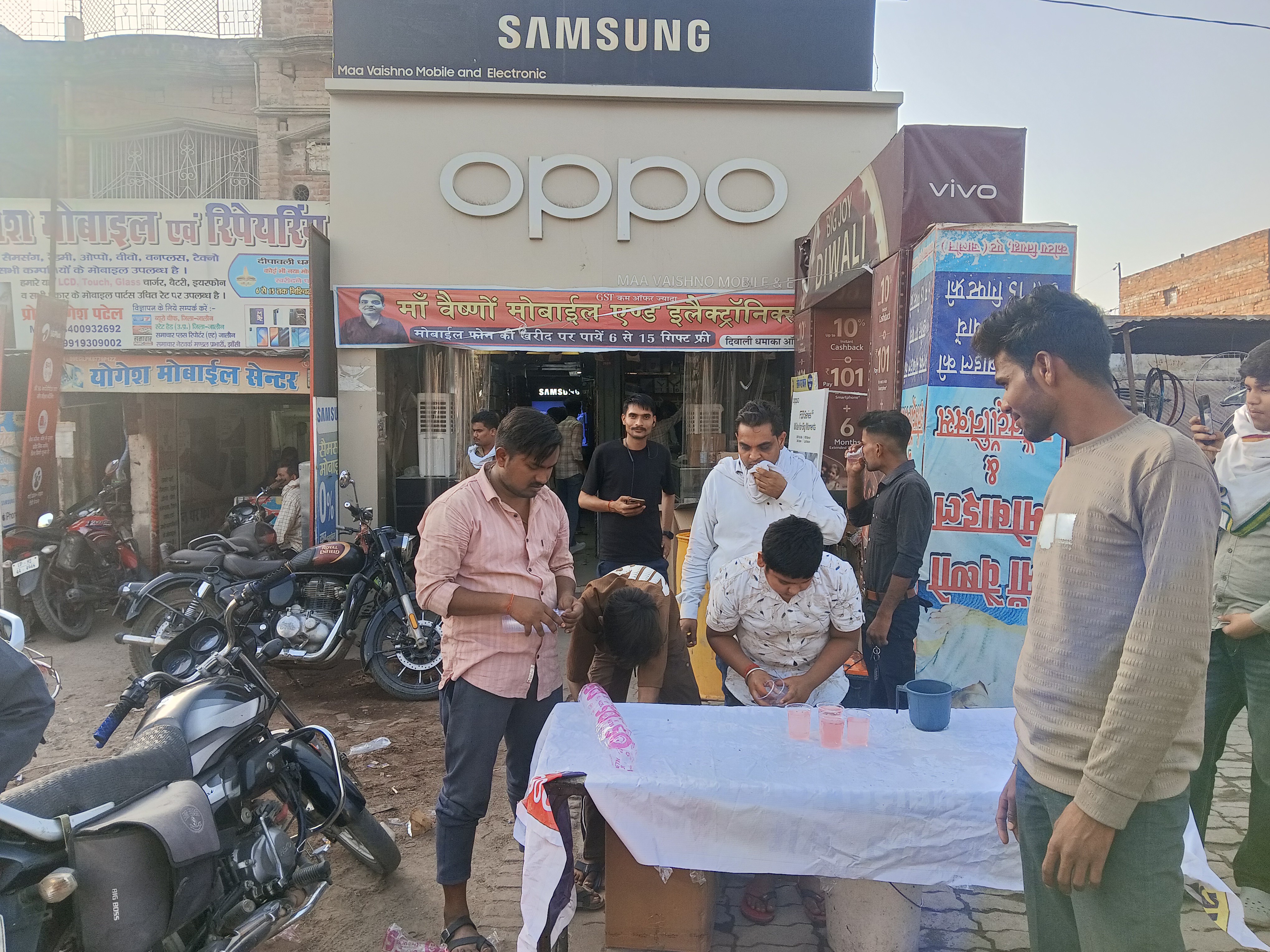 Kotra Tiraha Sharbat Distribution by Jeetu Bhaiya in Jalaun