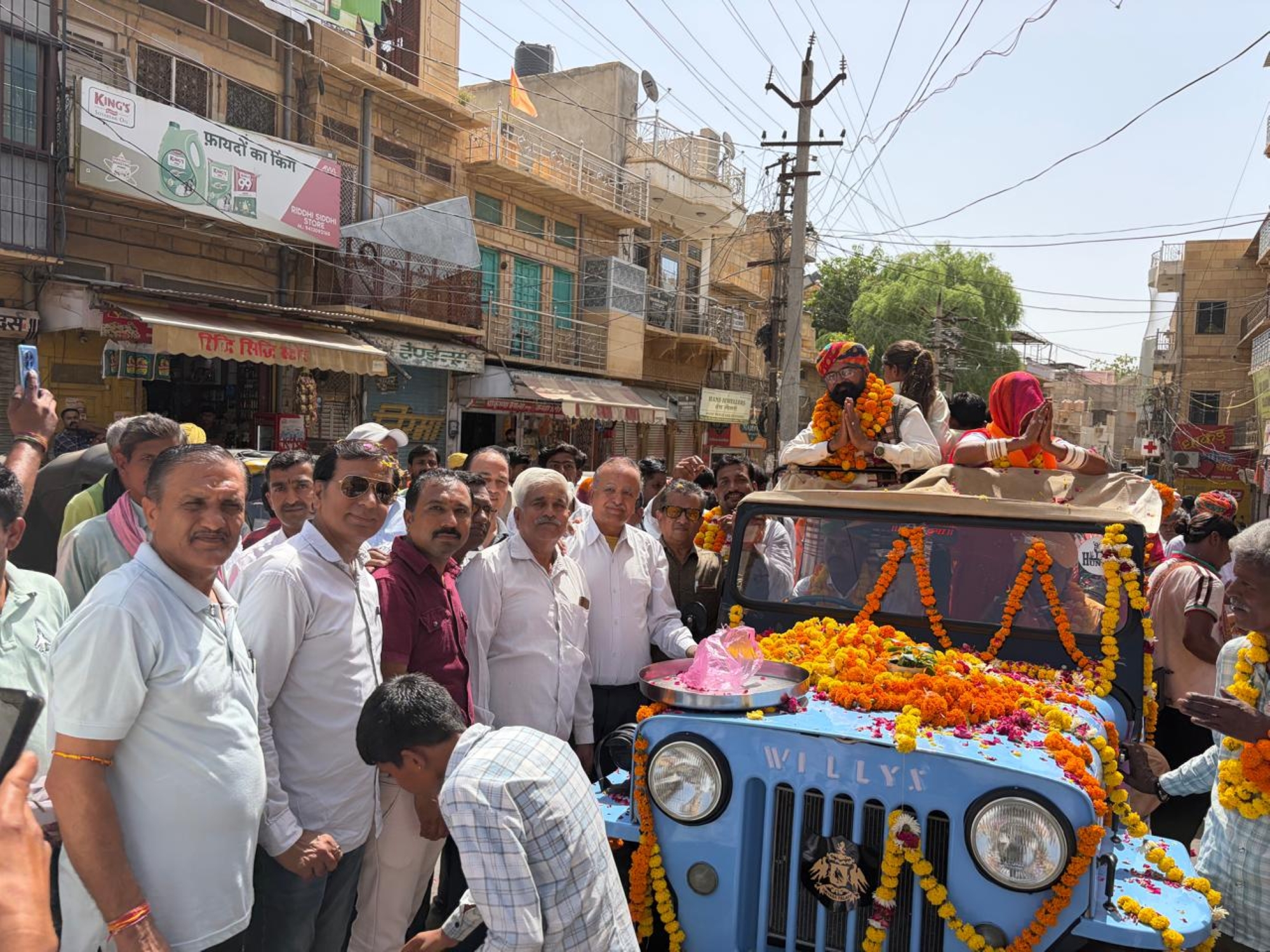 Padma Shri Tagaram Bhil was welcomed with a shower of flowers.