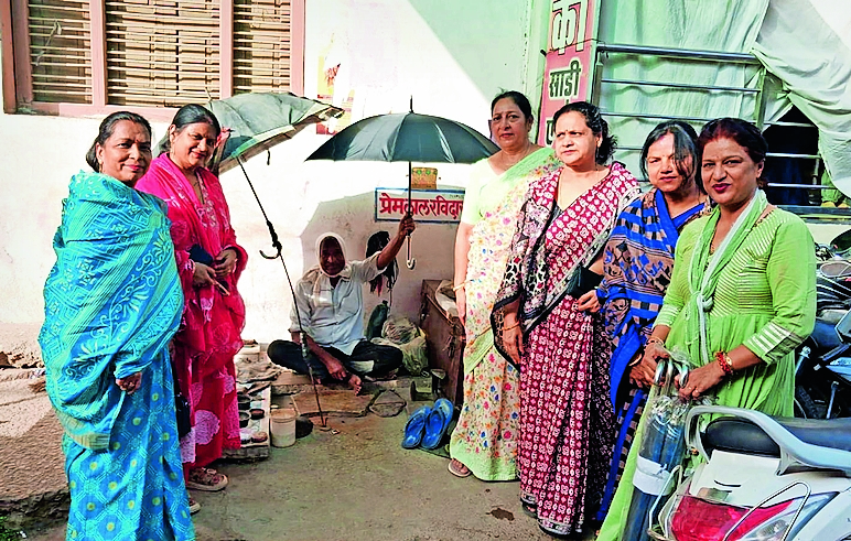 Distributed umbrellas to roadside workers