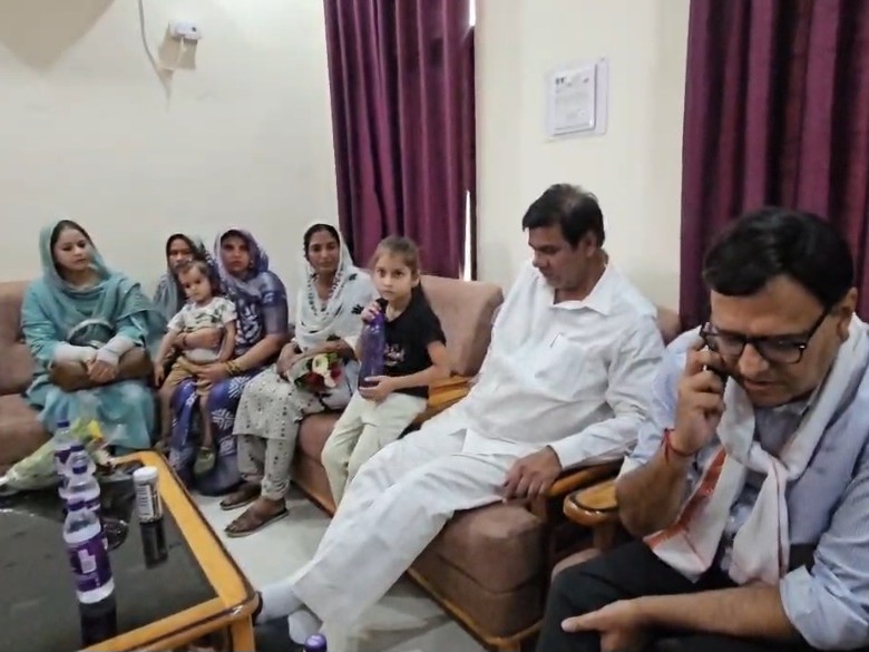 Tikamgarh Residents Complain; Collector & SDM Inspect Road Block ...