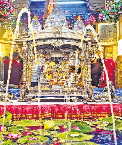 Lotus petals smell with the sound of gurgling water, Thakurji is seated ...