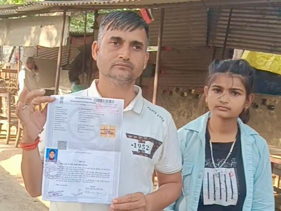UP Father Struggles Aadhaar Name Correction Daughter | Khajni SDM ...
