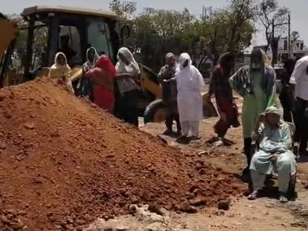 Tikamgarh Residents Complain; Collector & SDM Inspect Road Block ...
