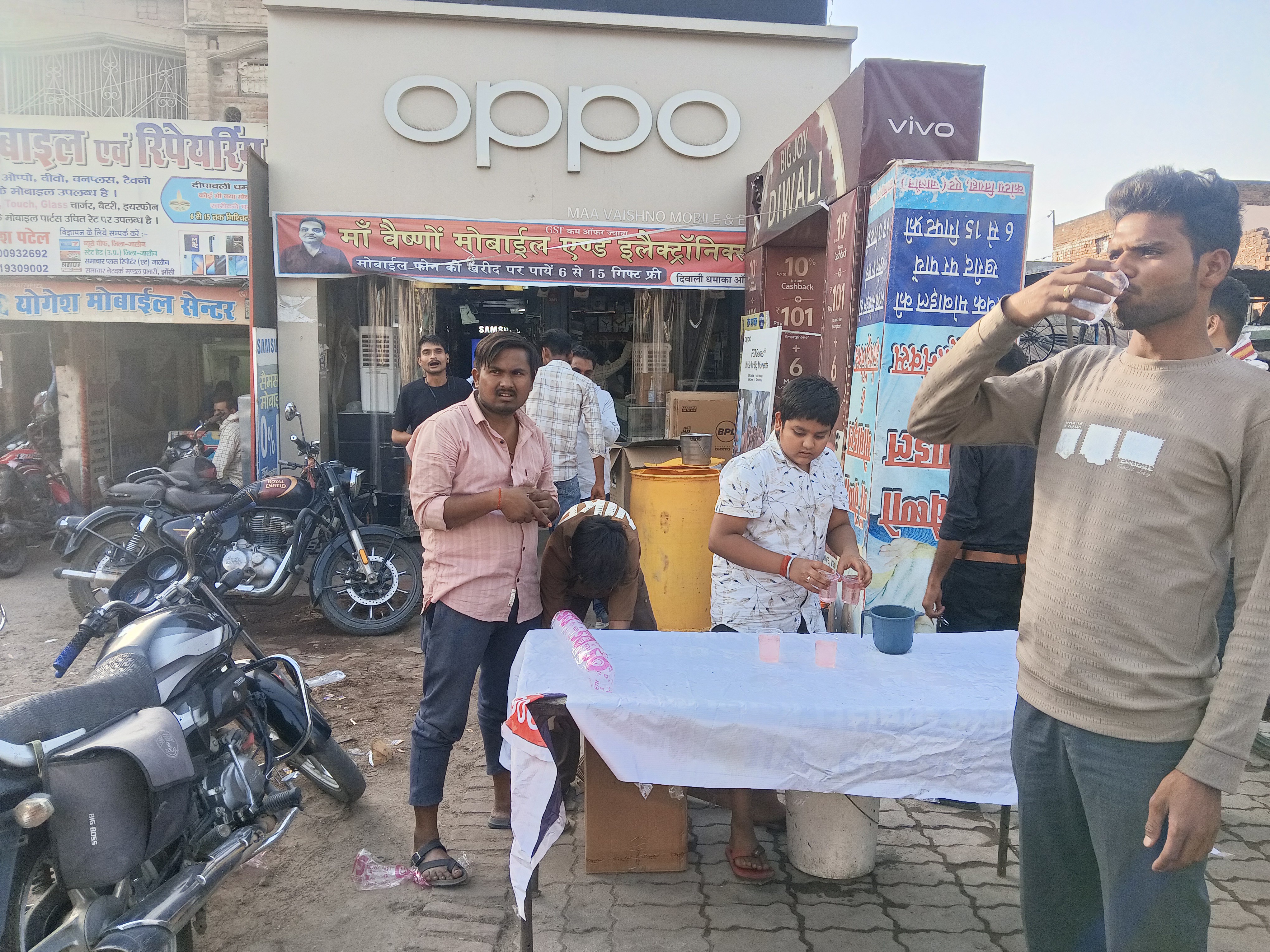 Kotra Tiraha Sharbat Distribution by Jeetu Bhaiya in Jalaun
