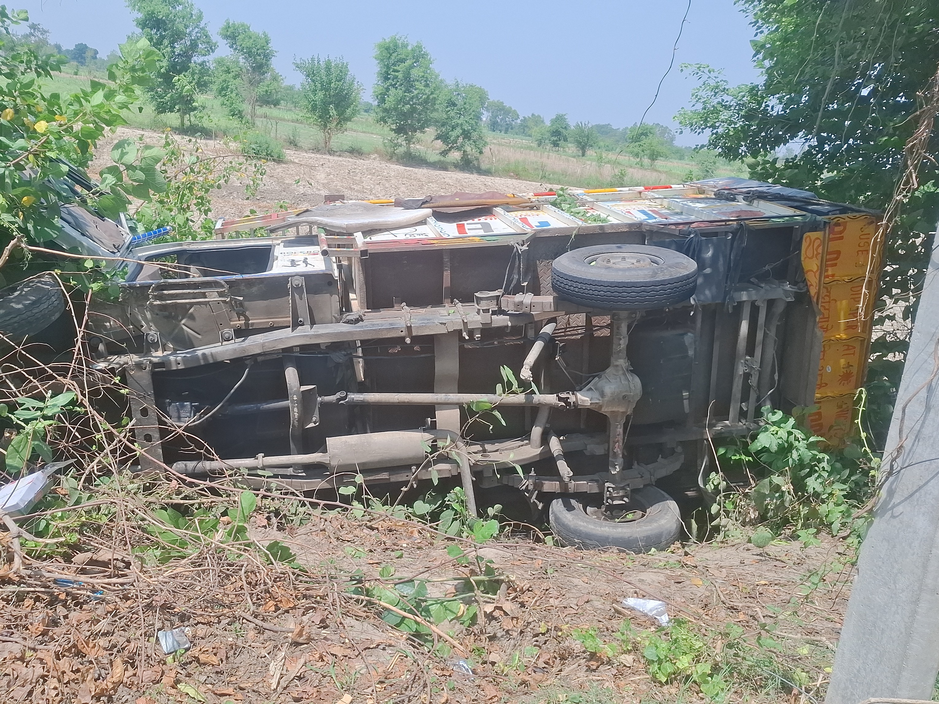 Pickup Accident Kolhampur | Driver Injured, Cooler Transport