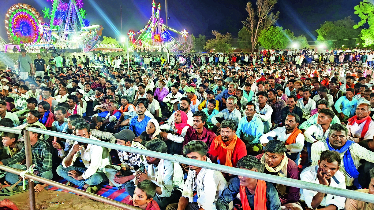 The audience stayed till late night to watch the dance performance.